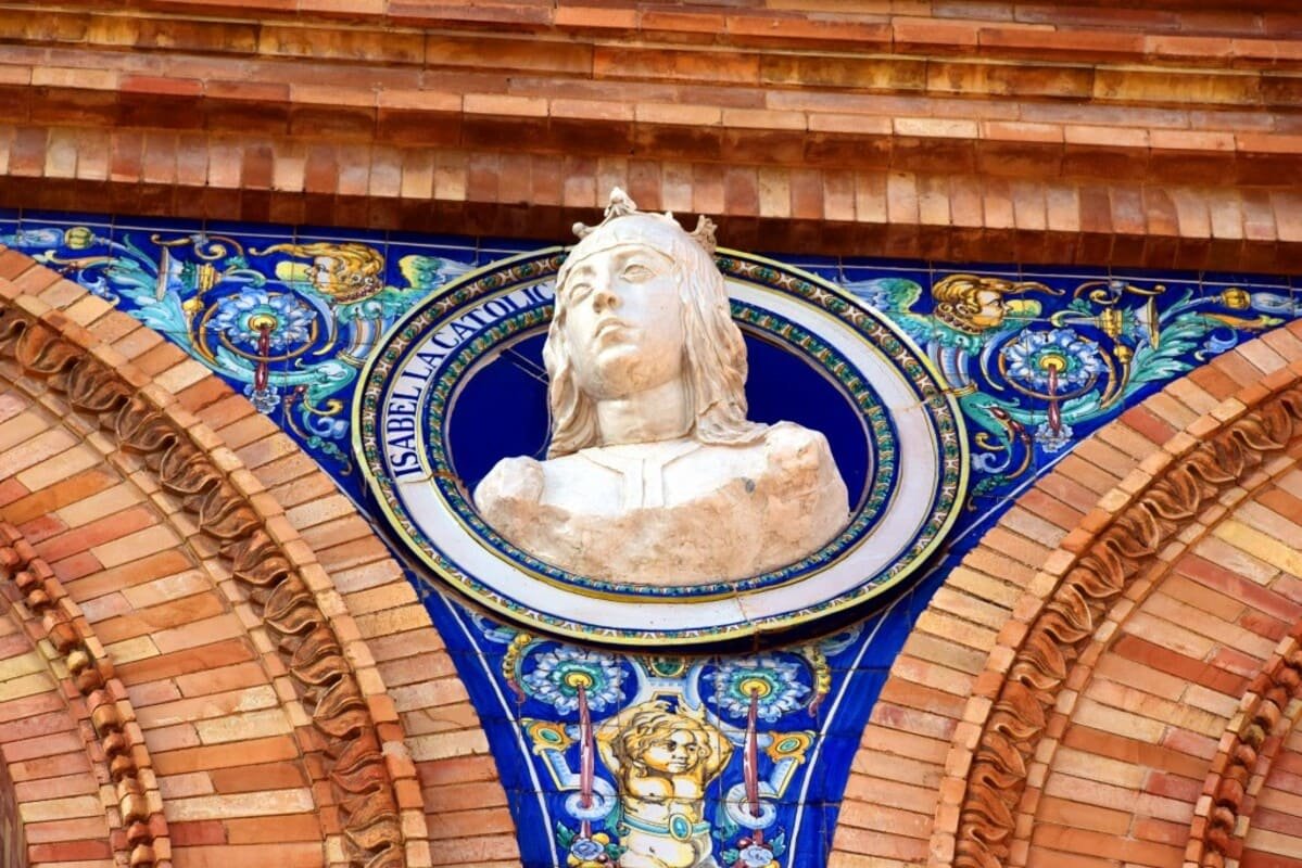 Las dos únicas mujeres inmortalizadas en la Plaza de España de Sevilla ...